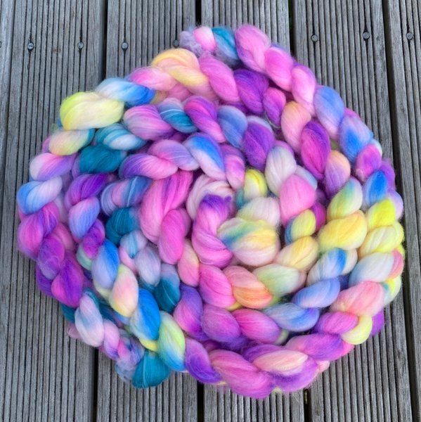 Sweet pea fibre roving | Strawberry Patches